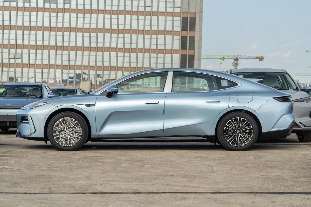 Galaxy E8 Explorer Edition vs Explorer+ Edition: A price difference of ...