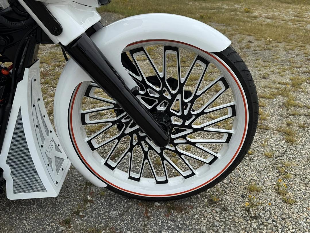 White Big Bagger Harley-Davidson Street Glide - iNEWS