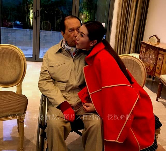 He Chaoying posted a birthday celebration photo. She successfully lost ...