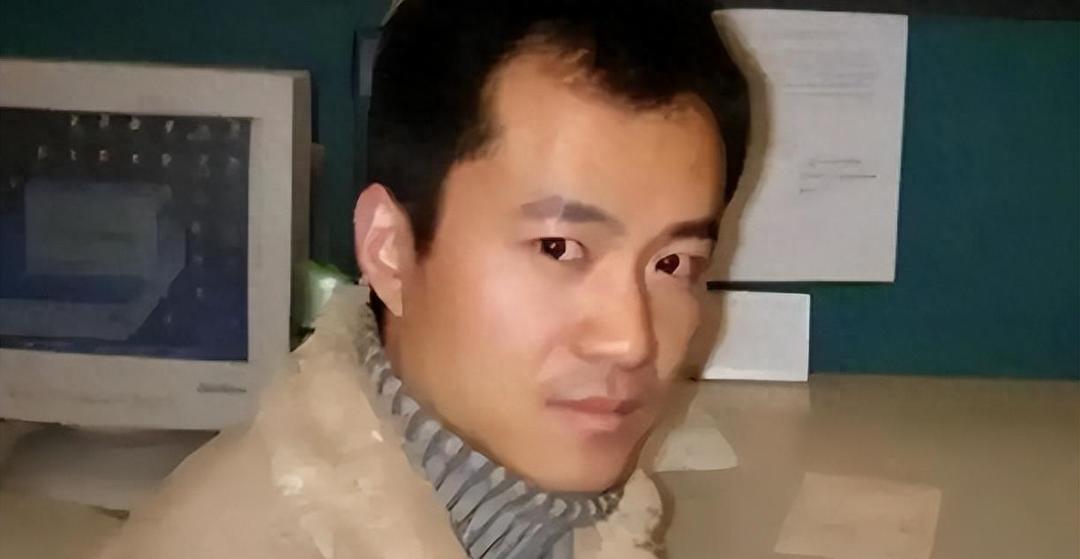 He used to be a CCTV host, but he was reduced to a live broadcaster. How crazy he was back then ...