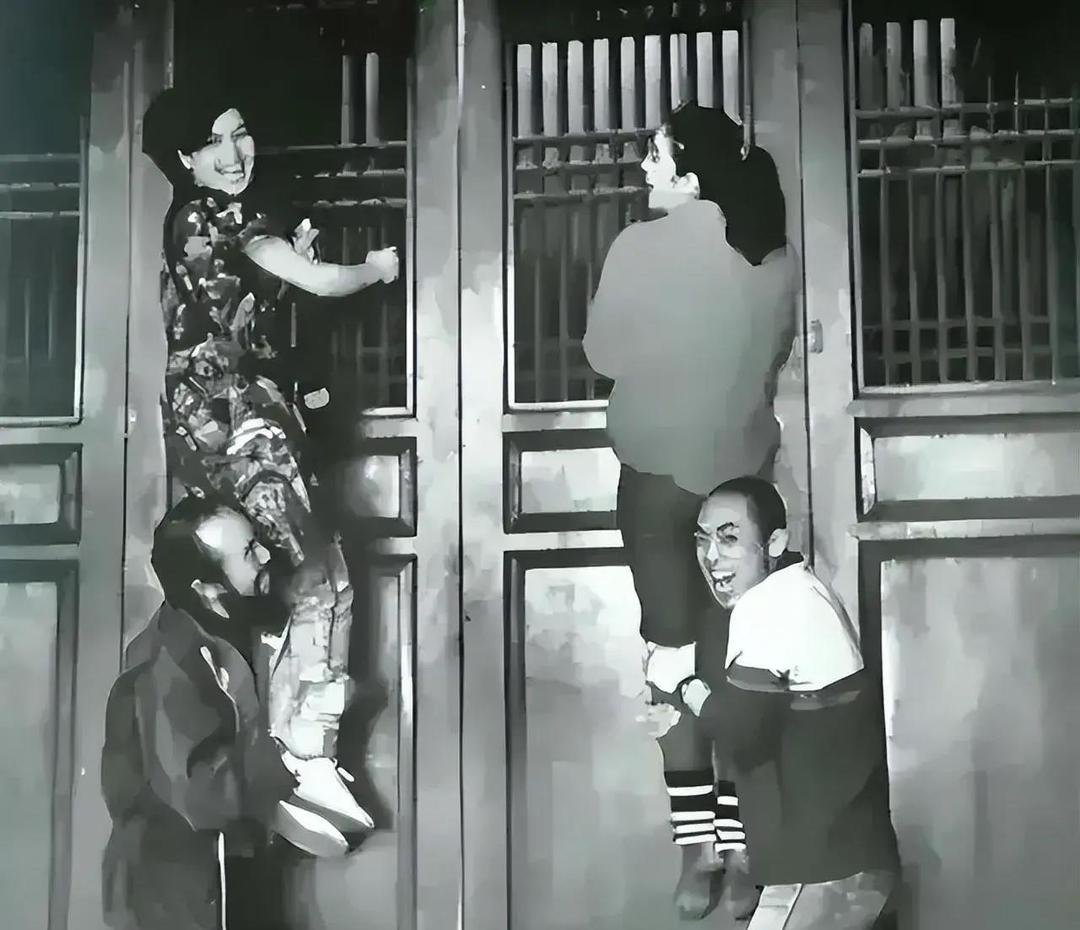 An intimate photo of 38-year-old Zhang Yimou and 23-year-old Gong Li ...