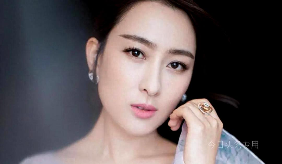 At 42 years old, Ma Su is still as gorgeous as ever, and her stunning figure is dizzying. Kong ...