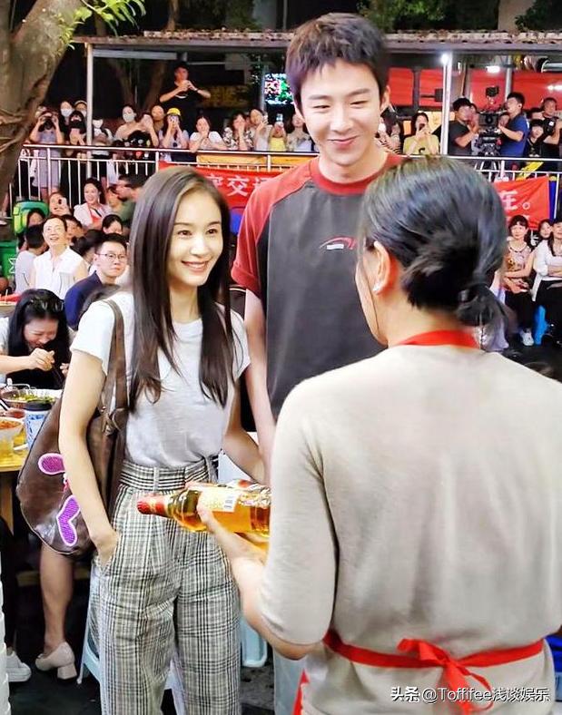 A female junior holds a gold brick, and Wang Ziwen and Liu Yuning walk ...