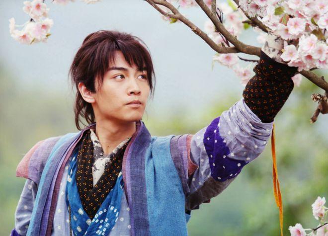 No wonder Yang Guo no longer practices swordsmanship. Look what Xiao ...