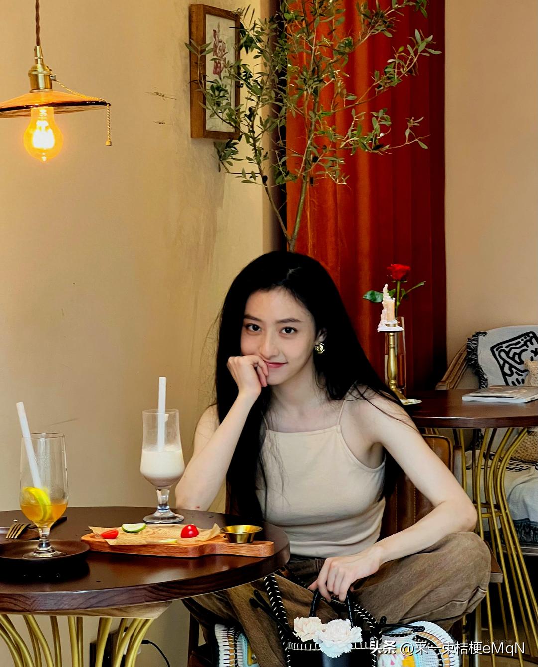 Hu Lianxin, who plays Feng Yue in "The Human World", is youthful ...