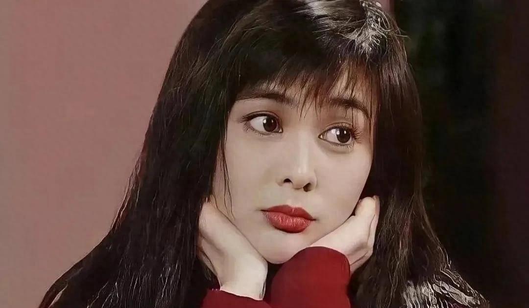 "Live broadcast collaboration between Fan Xiaohui'er and Rosamund Kwan ...