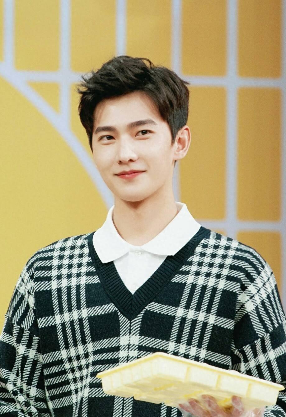 They are both handsome guys. If you compare Yan Kuan and Yang Yang with ...