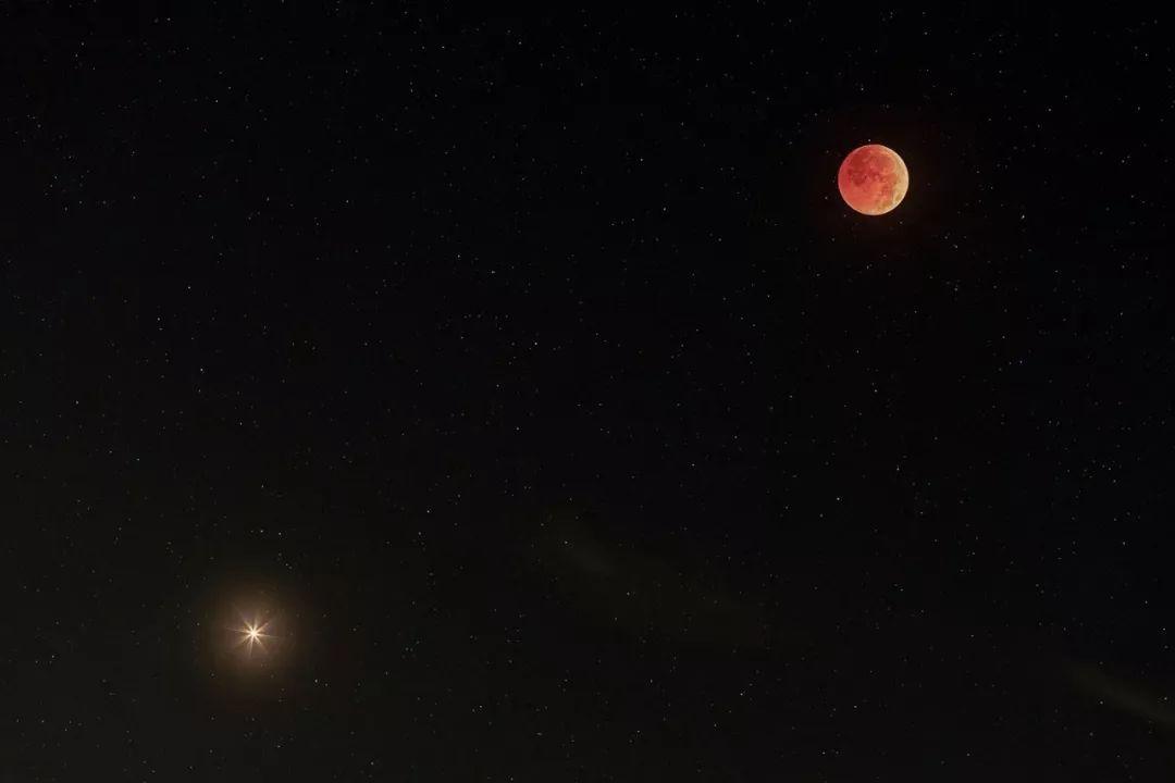 The Viking 1 probe once photographed buildings with human faces on Mars ...