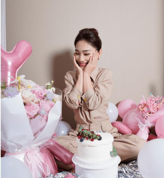 CCTV host Lan Yu expressed "happiness" and received a big bouquet of ...