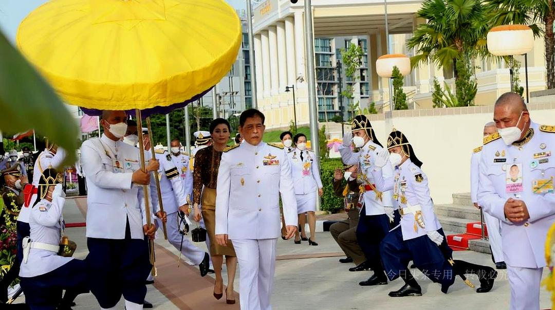 The 45-year-old Queen of Thailand's new photos are stunning! Wear a ...