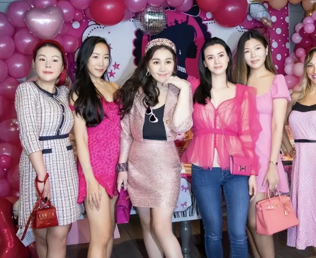 He Chaoying took a family photo to celebrate her daughter's birthday ...