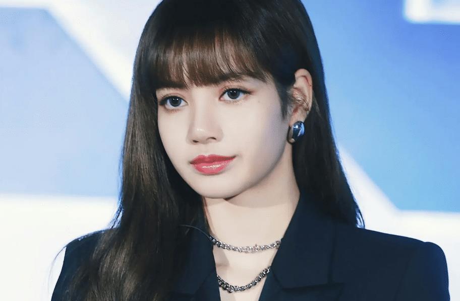 Lisa and her third son had a candlelight dinner in public. She was ...