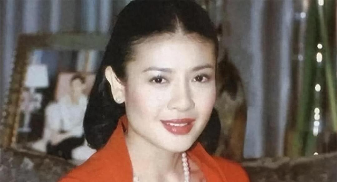 Thai princess takes off her clothes and lies on the ground to feed the ...