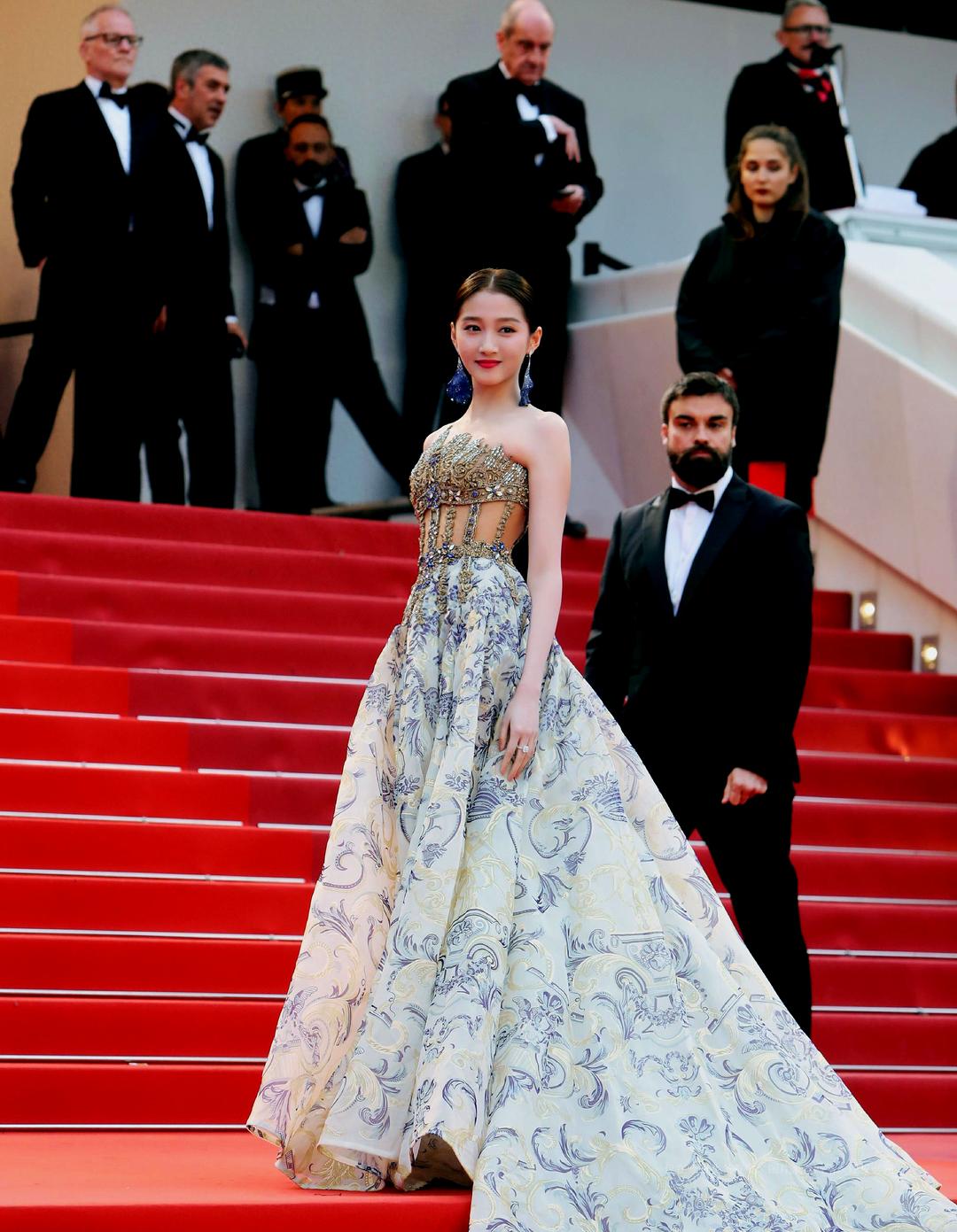 It is risky for male stars to walk on the red carpet and help female ...