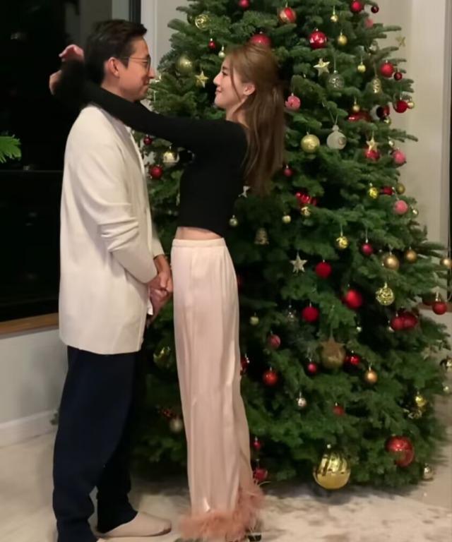sweet! Wu Qianyu rode on her fiancé's neck to decorate the Christmas tree, and Shi Boxiong ...