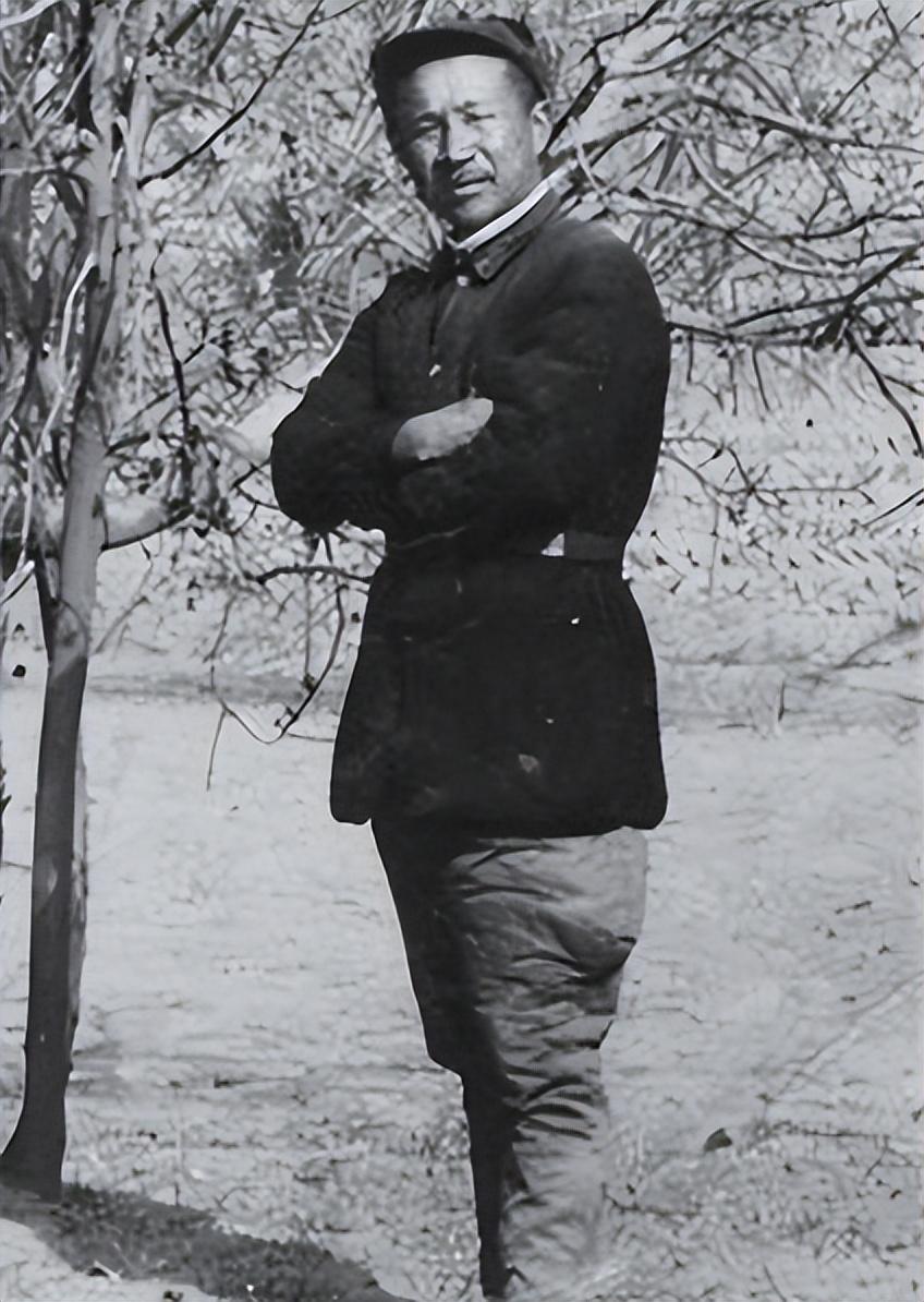 Chen Geng kicked the door open and without saying a word slapped Zhang ...