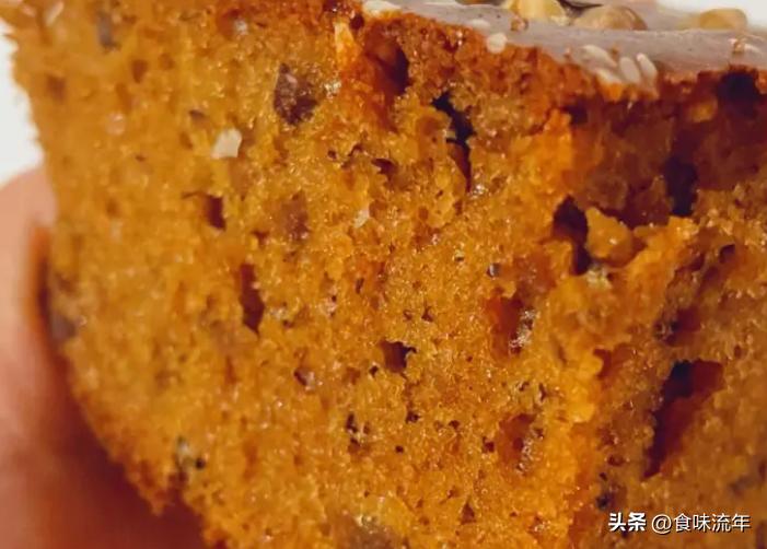 Introducing a walnut and red date hair cake at home. It is simple ...