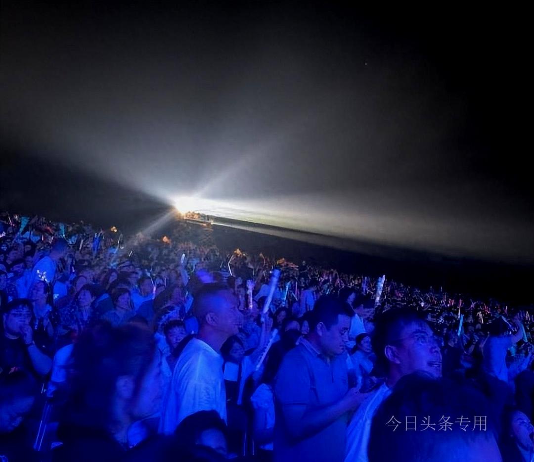 Famous singer holds concert in small city, no one wants 20 tickets - iNEWS