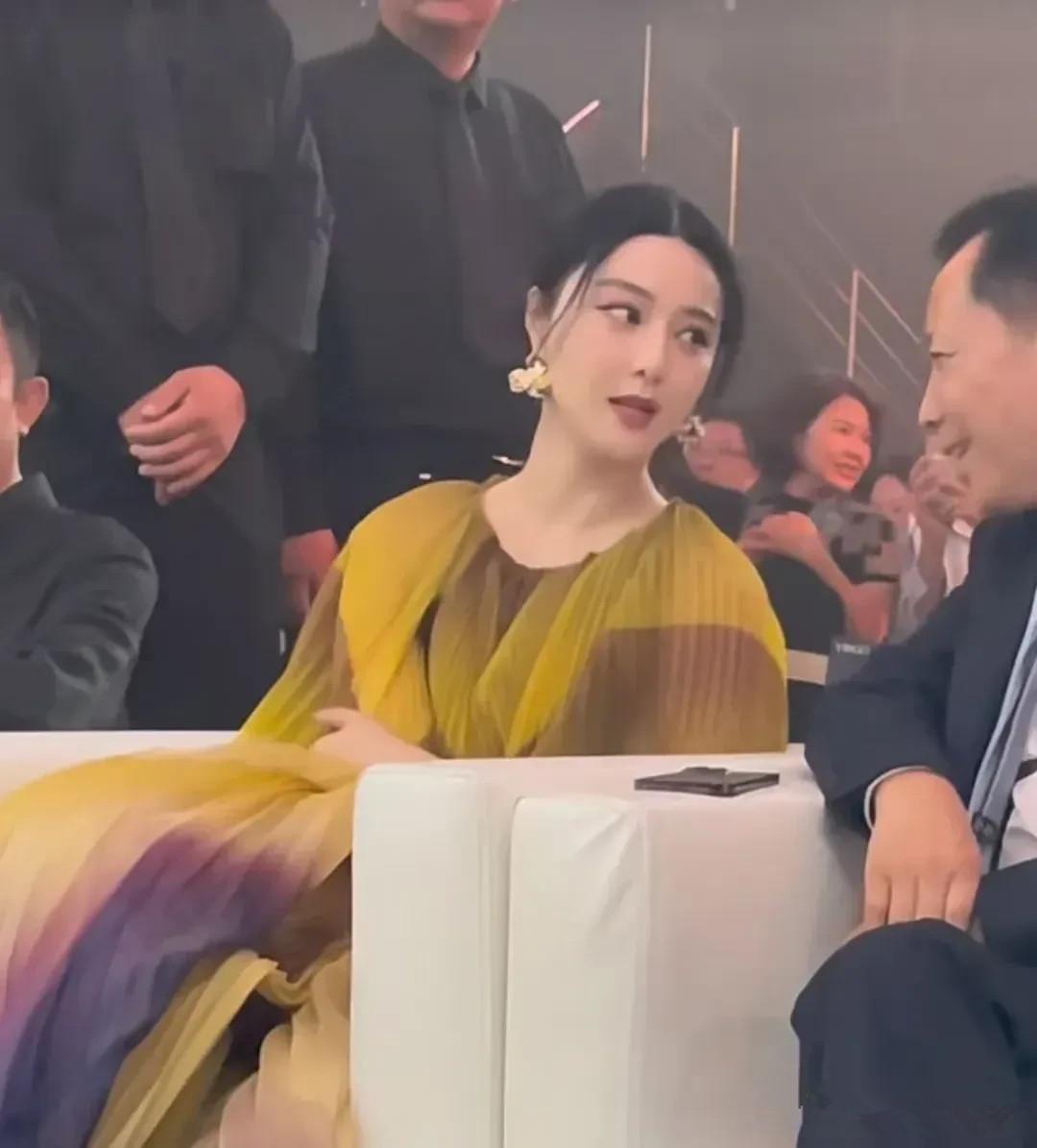 Fan Bingbing was photographed outside the show, and the photo exclaimed ...