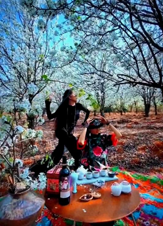 Yang Liping mourns her father! Xiao Caiqi appears on the scene with ...