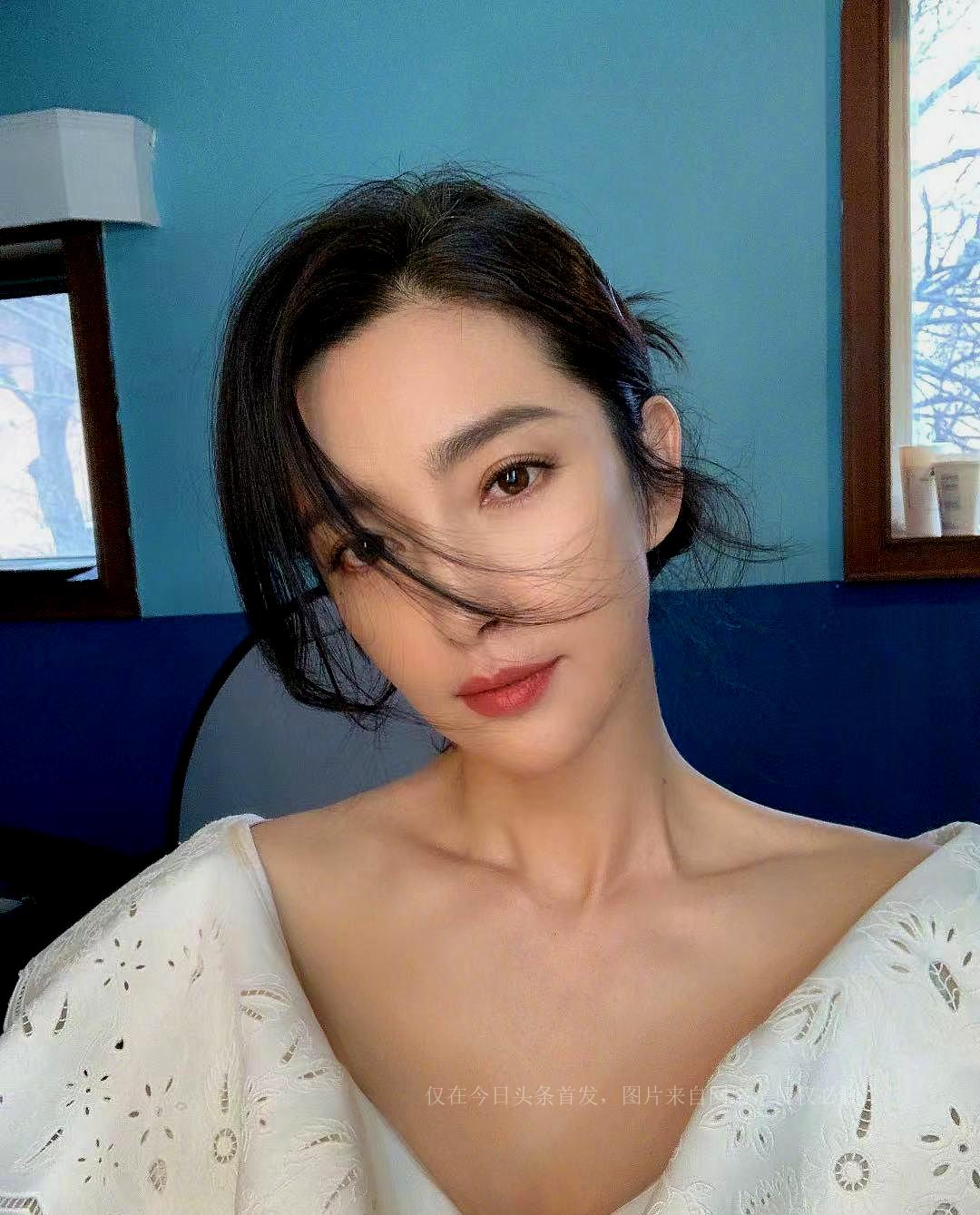 48-year-old Li Bingbing posted fitness photos. She showed off her A4 waist in a black short top ...