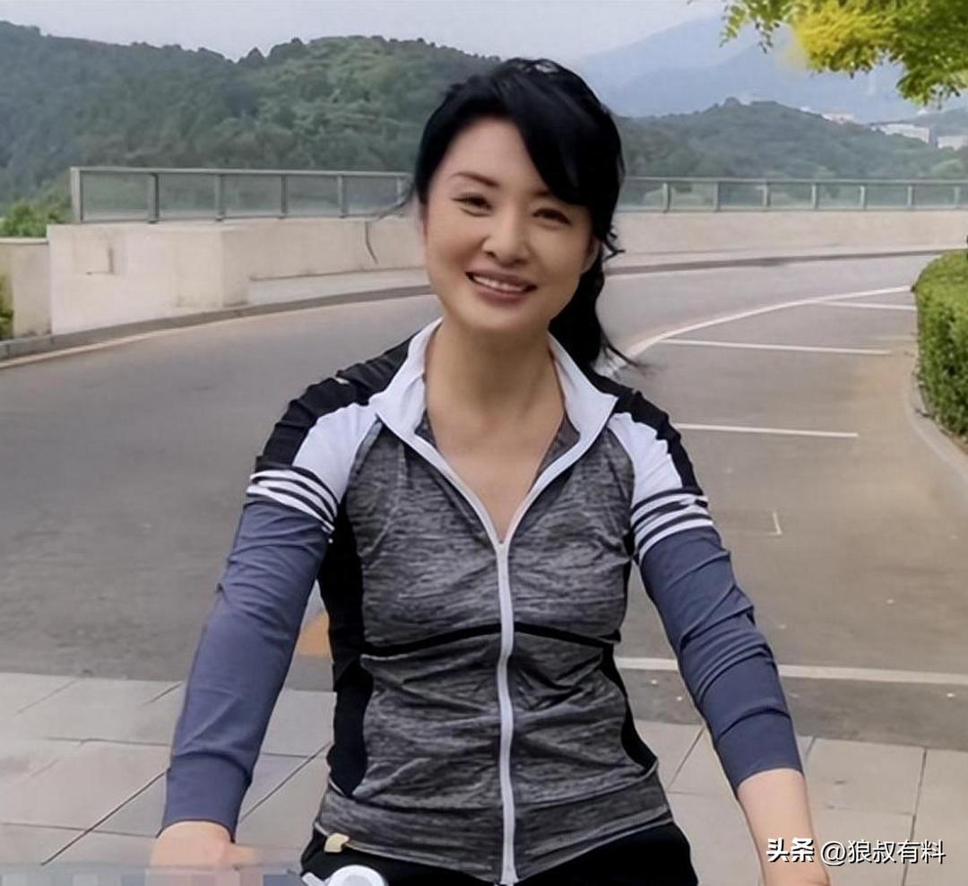 Once the "Proud of CCTV", she divorced her husband of 12 years and ...