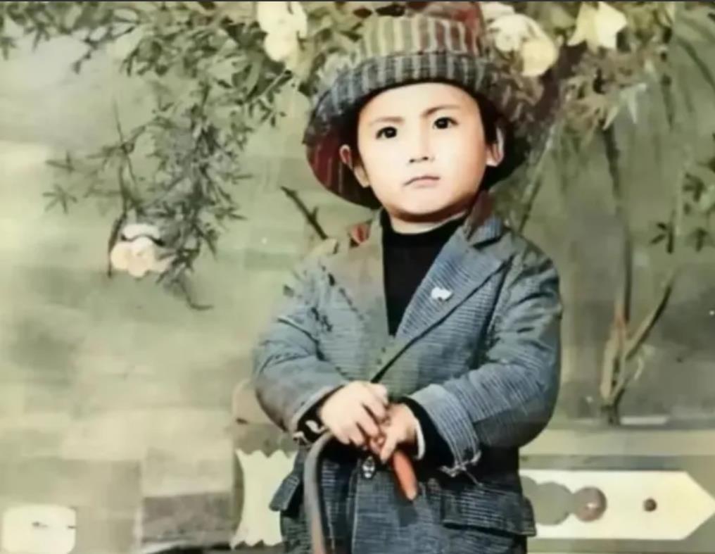 Rare photos of Shen Teng as a child in 1984 - iNEWS