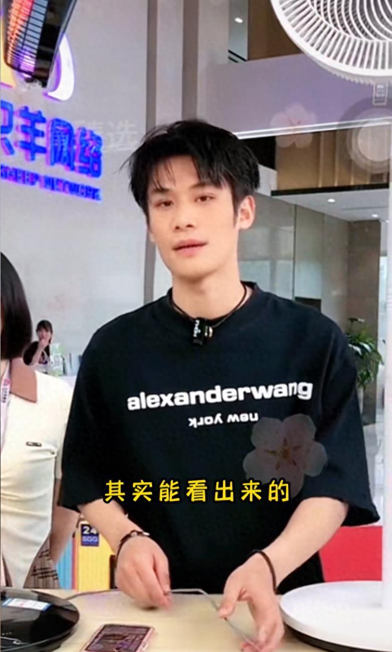 Qiao Mei and Zui Ge are in love. Brother Yang responds and Zui Ge ...