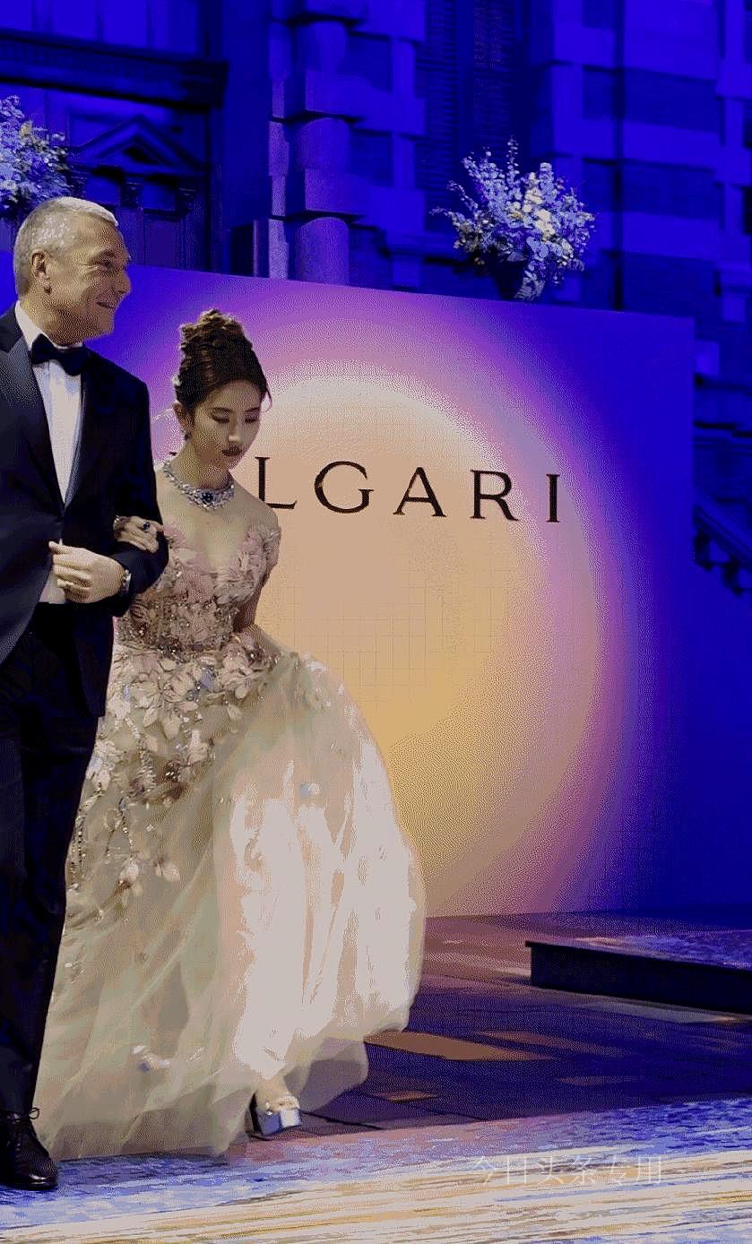 Disney Princess Liu Yifei appears, a dreamlike moment - iNEWS