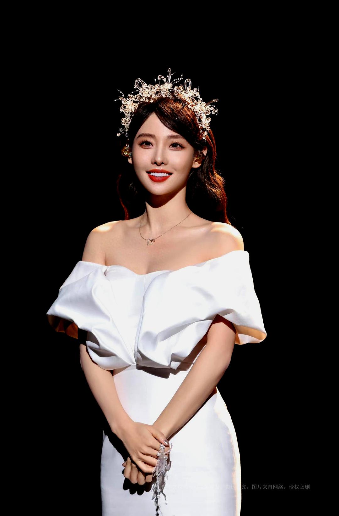 It's really crazy! Ella looks so charming, 52-year-old Qu Ying dressed ...