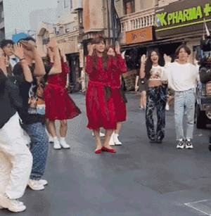 Luo Zhixiang made a "transgender" debut in Thailand, wearing a purple ...