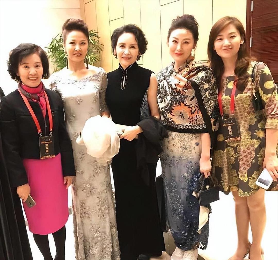 Being inconspicuous when young, elegant and noble when old, Song ...