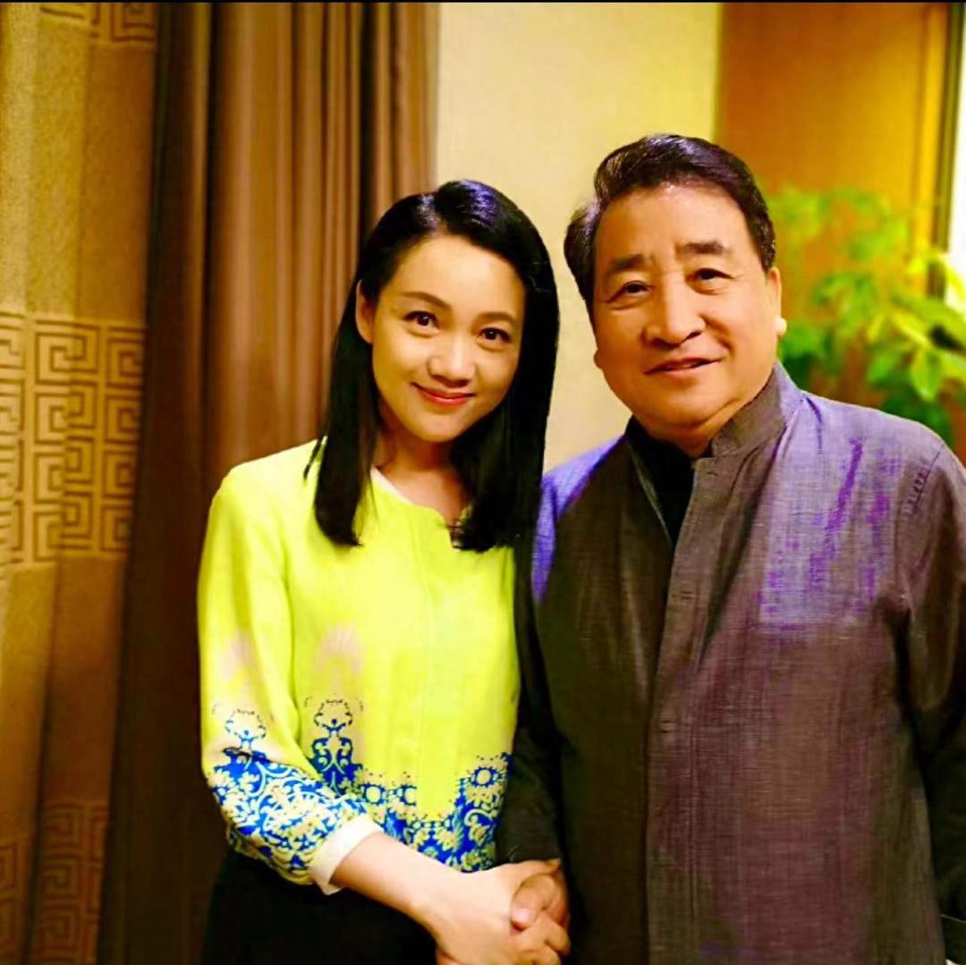 Photos of Zhou Qun and Jiang Kun caused controversy. They were holding hands and very close. - iNEWS