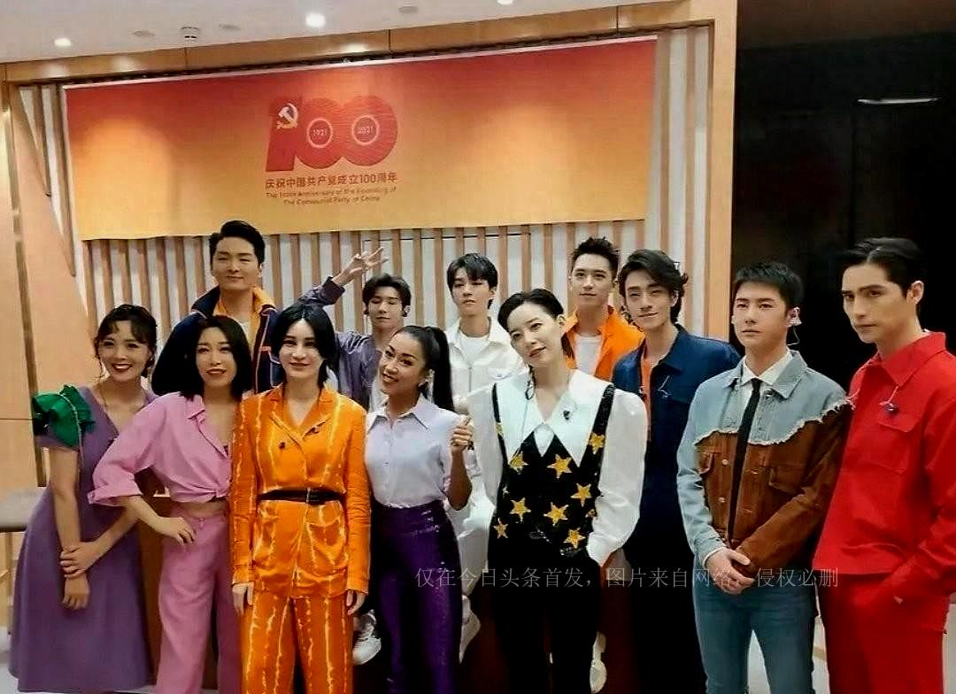 CCTV celebrities gathered together. Hai Xia and Qiang Kang Hui stood in ...