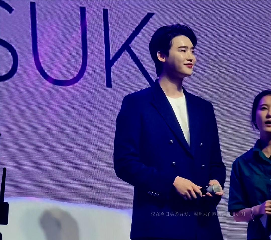 Foreign media are too honest. They released pictures of Lee Jong Suk's ...