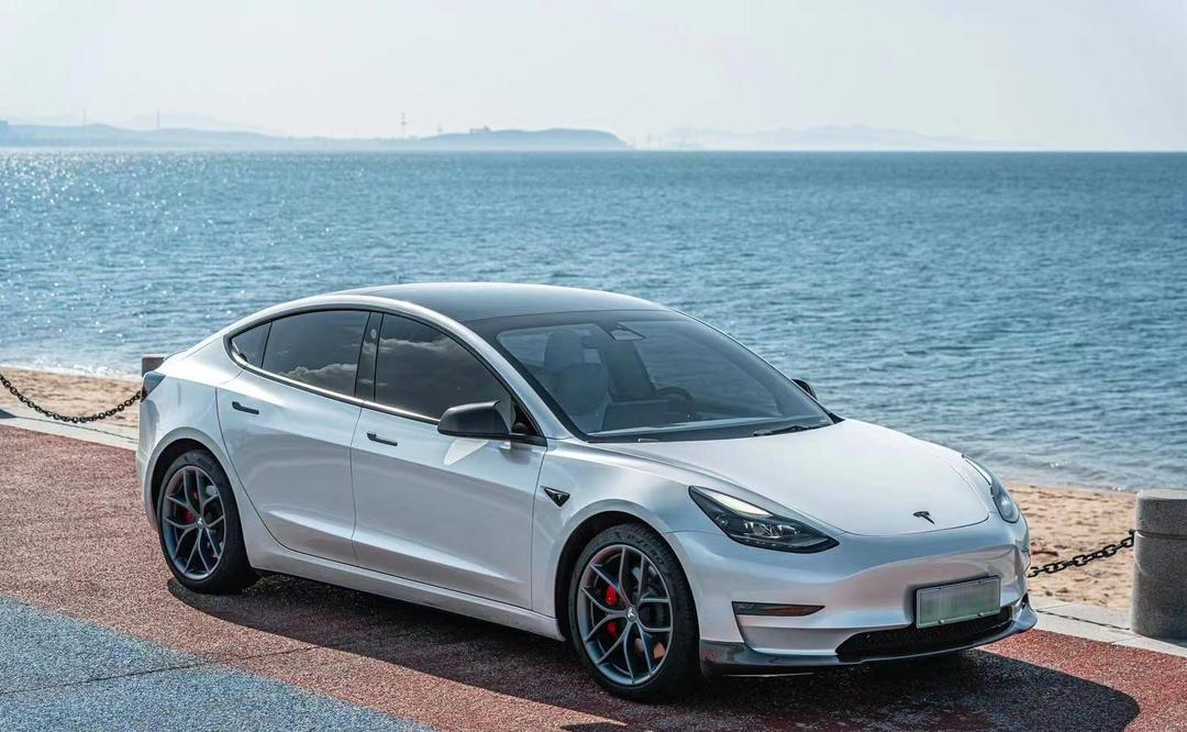 When driving a Tesla in the summer, where are the cows? - iNEWS