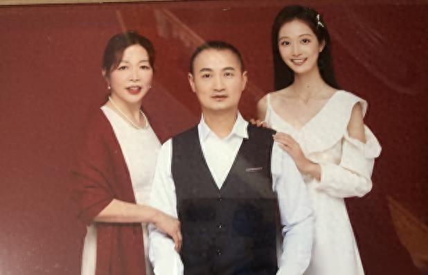 Only two years later, when the cantors Feng Lin and Shen Qian are ...