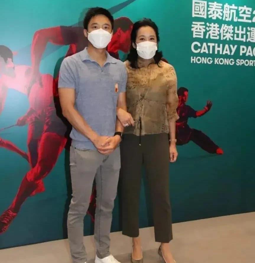 43-year-old Huo Qigang rarely took care of his 64-year-old mother Zhu ...