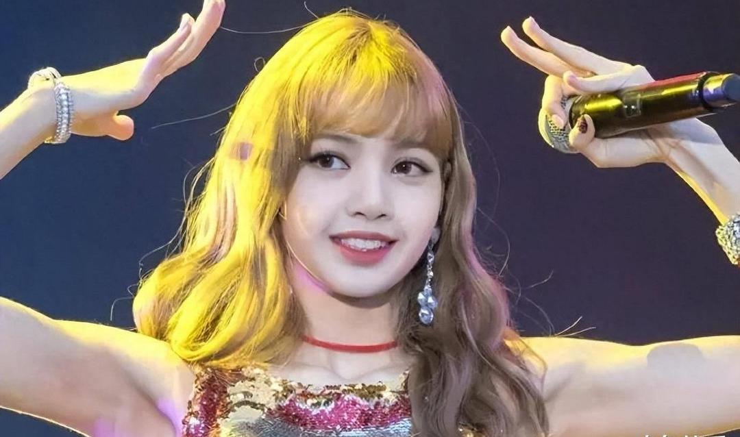 Lisa will take the stage at a French nightclub to perform a striptease ...