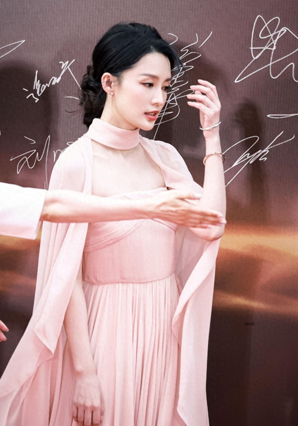 It's the red carpet again! Liu Yan is in poor condition, Li Qin acts ...