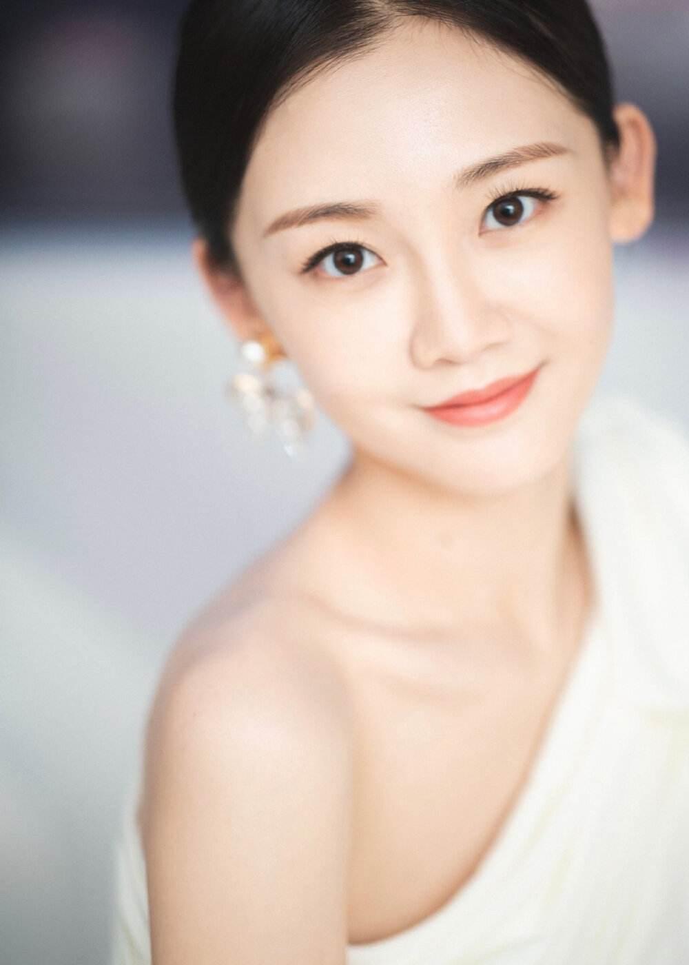 Feng Xiaogang said: She is so good at pretending that she will never become popular, let alone ...