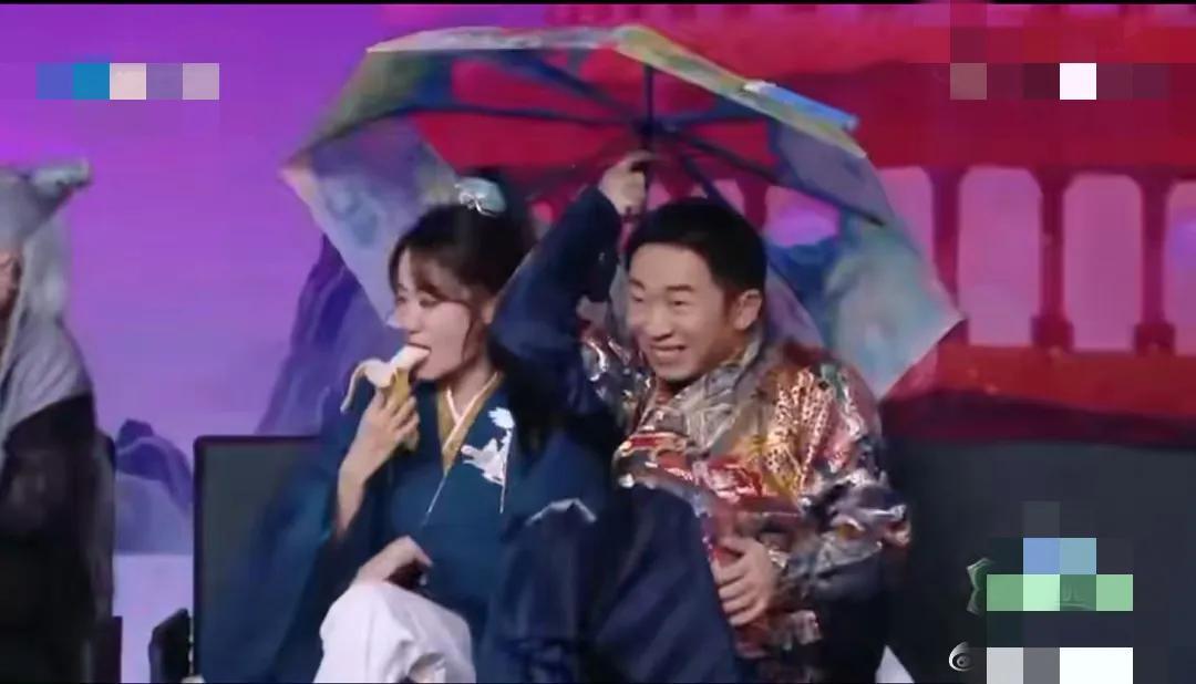 Ace Zhang Xiaofei failed to grab the umbrella and got wet, but still ...