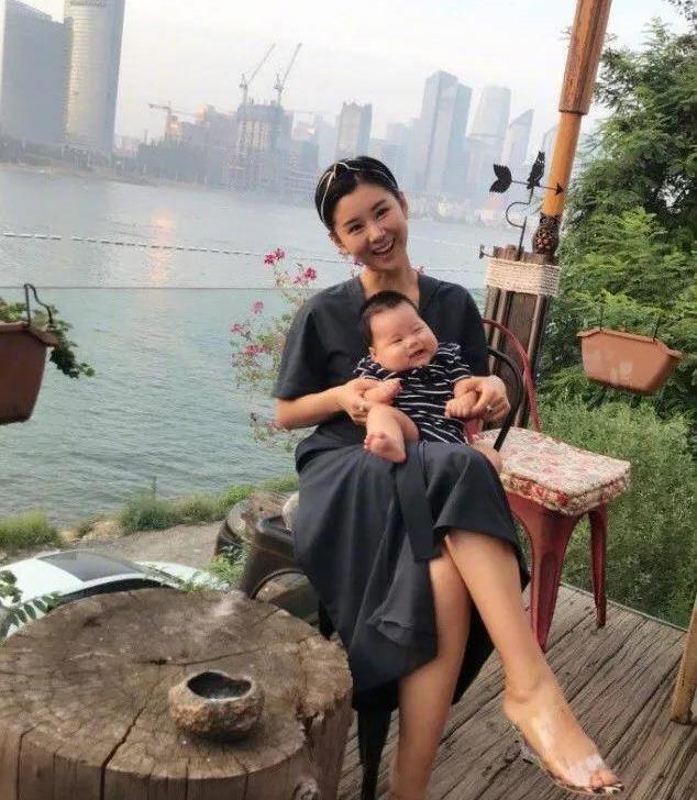 Li Xiaomeng is a high-profile actress whose career is filled with ...