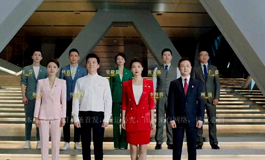 Hundreds of CCTV hosts gathered together! Li Zimeng and Long Yang sang ...