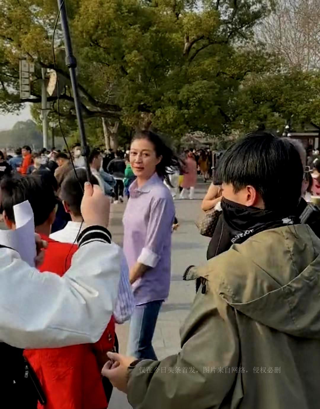 Wu Qili appeared in West Lake without makeup. Her figure is still ...