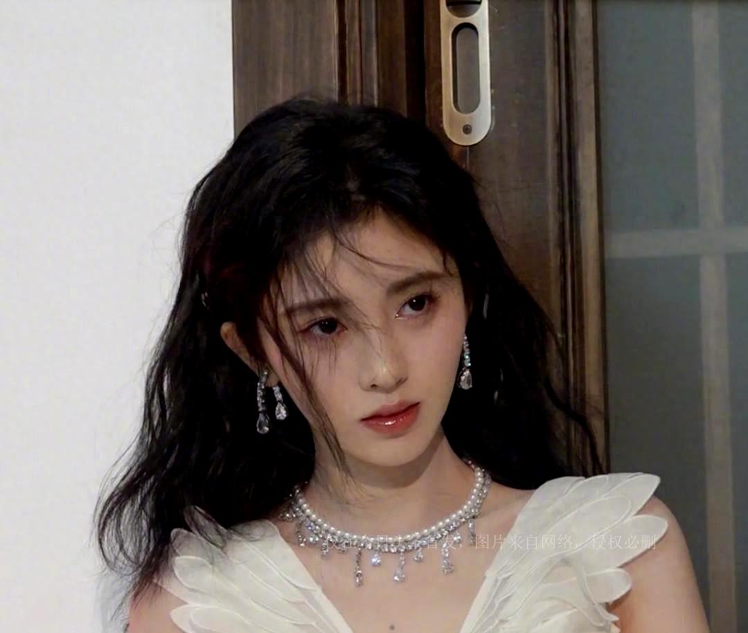 Changing makeup is like changing your hair. Ju Jingyi removed her semi ...