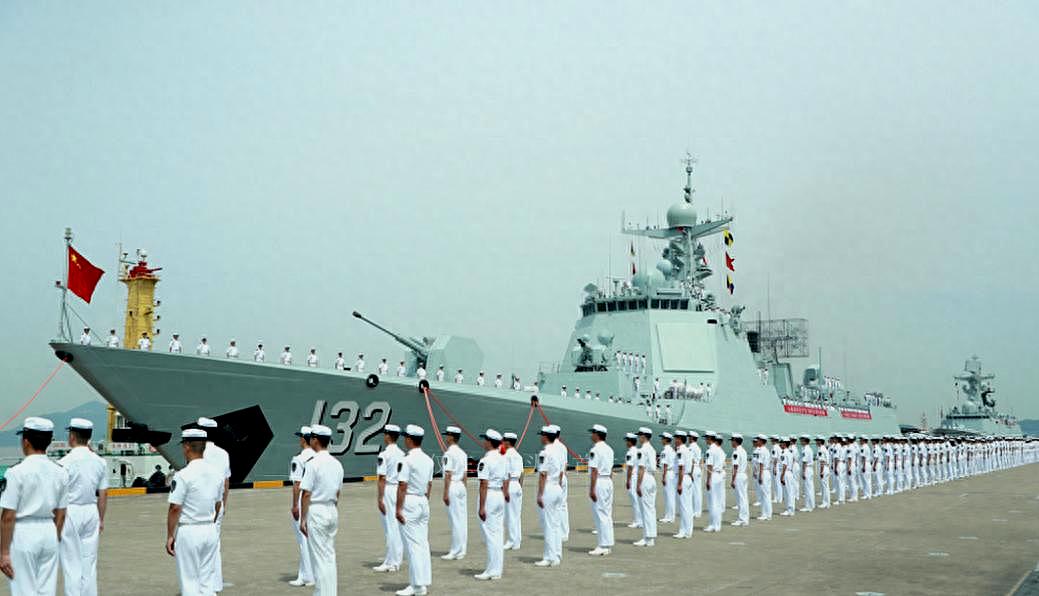 052D is ready for bombardment. Chinese and American warships are competing in the Taiwan Strait ...