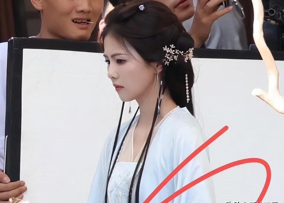 A new photo of Bailu's new drama was revealed, with a frown and a ...