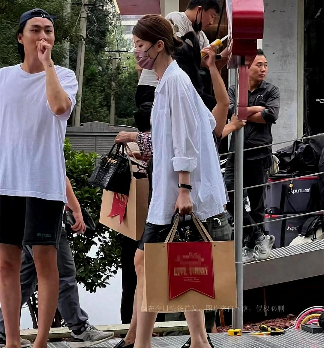 Actor Qiao Xin was shopping while carrying a 480,000-yuan bag and was ...