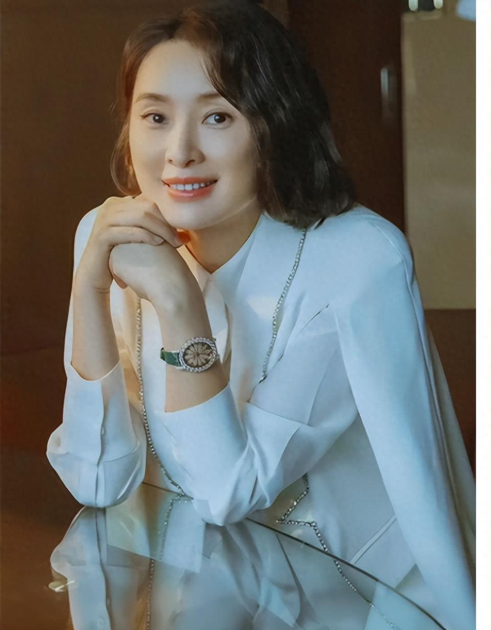 51-year-old Wu Yue announces his relationship? Traveling intimately with her boyfriend, netizens ...